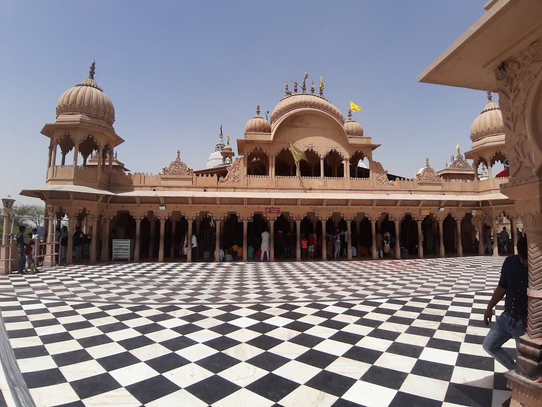 वीडियो: प्रसिद्ध राधा रानी मंदिर के पुजारी द्वारा परंपरागत दक्षिणा लेने ...